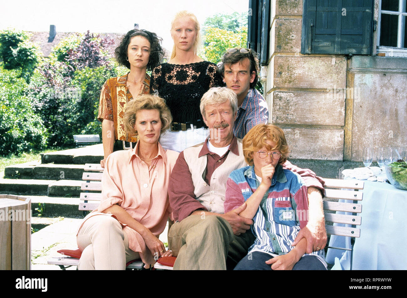 FRANKENBERG / o.R.: NATASCHA BUB (Lissy von Frankenberg), FIONA MOLLOY ...