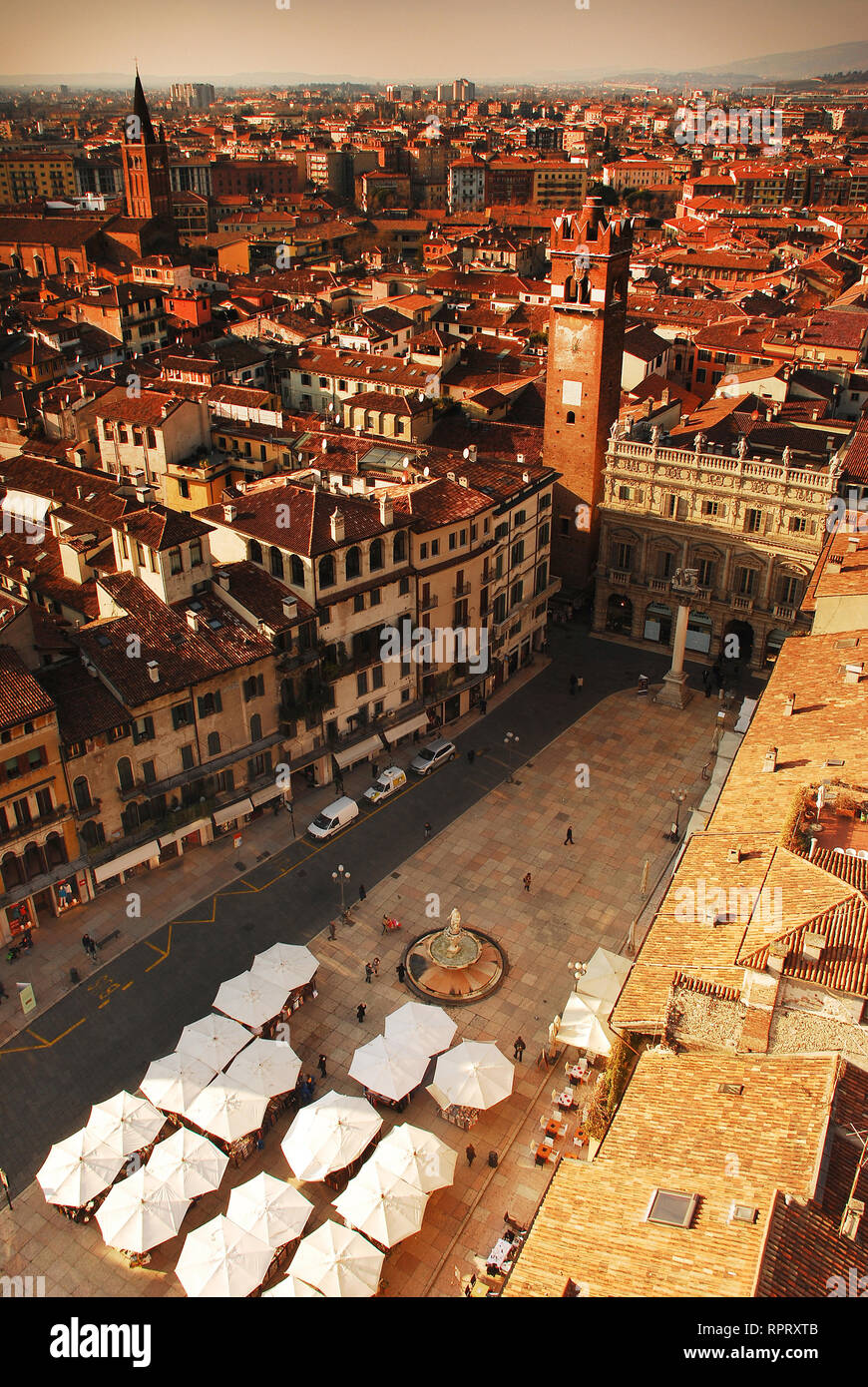 Main square of verona hi-res stock photography and images - Alamy