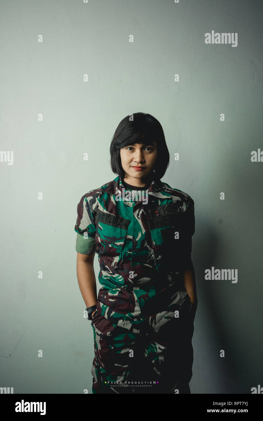 Women army hi-res stock photography and images - Alamy