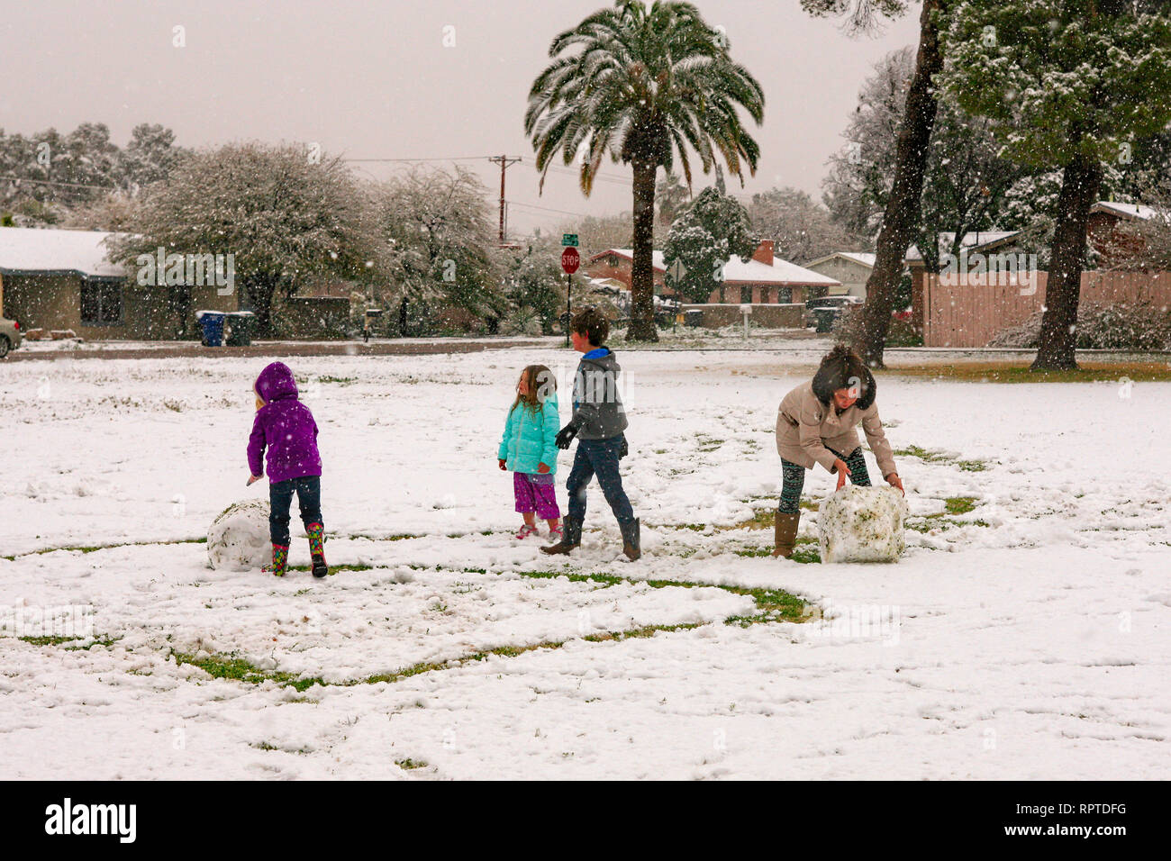 Children playing with snow hi-res stock photography and images - Alamy