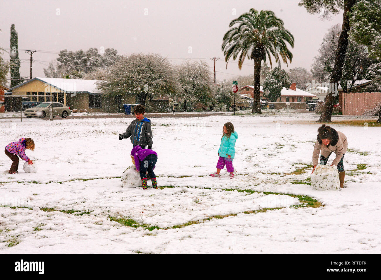 Children playing in snow, the first snowfall since 1971 in Tucson ...
