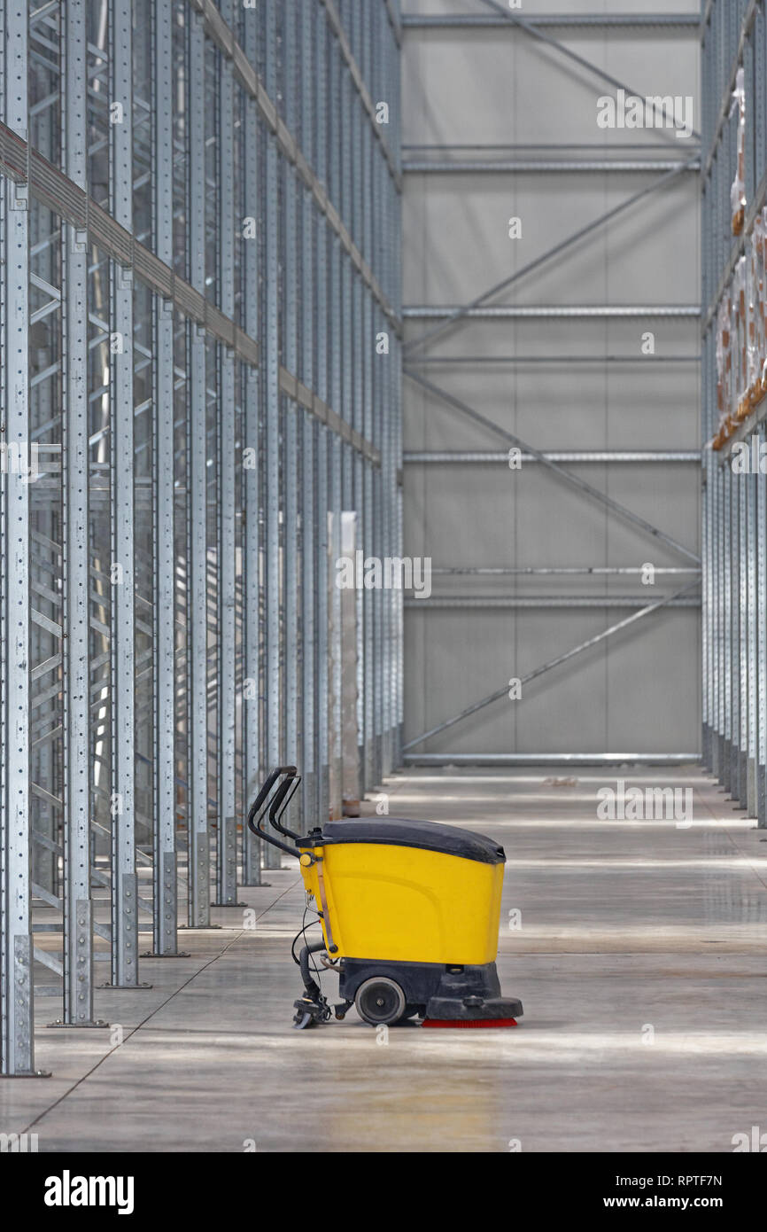 Warehouse floor hi-res stock photography and images - Alamy