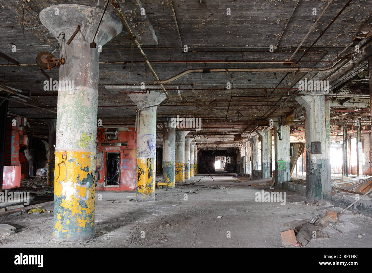 Abandoned car factory hi-res stock photography and images - Alamy