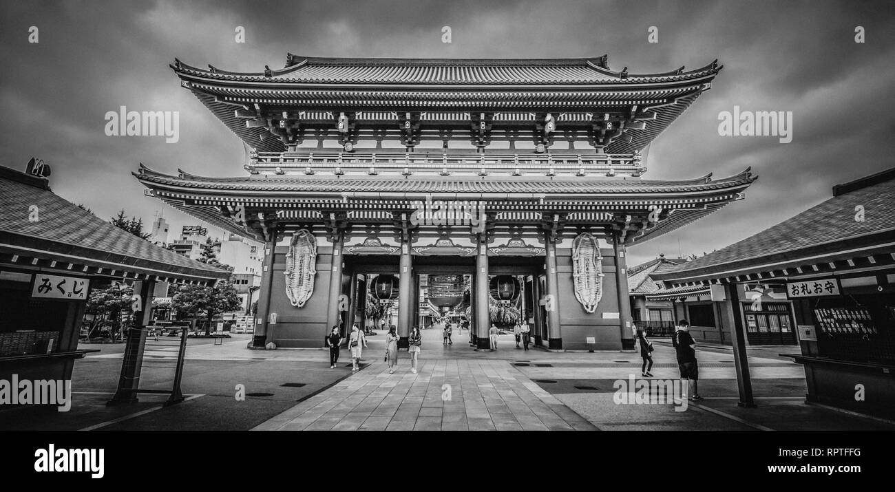 Hozo-mon Gate at Senso-ji Temple in Tokyo Asakusa - TOKYO / JAPAN ...