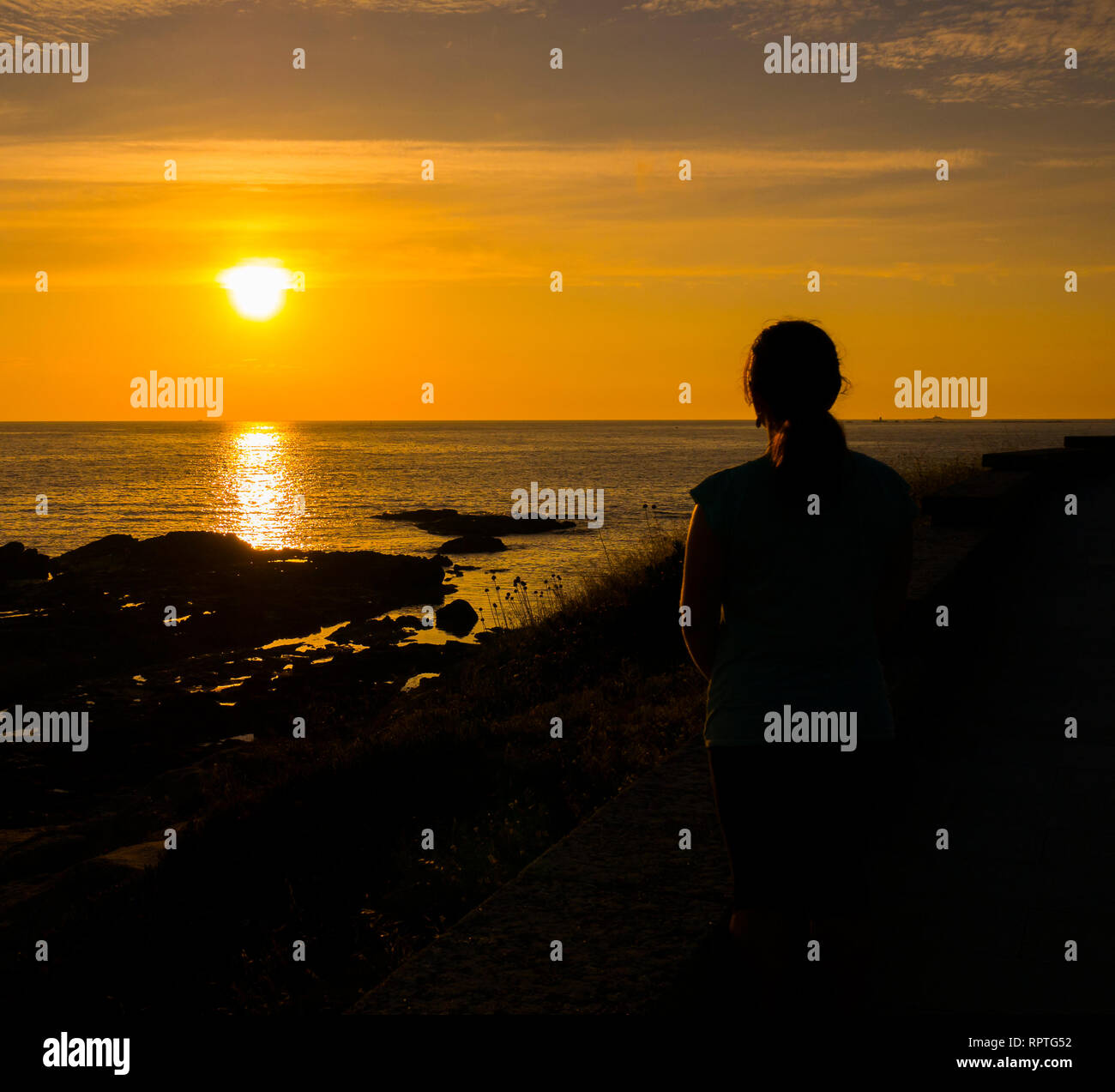 Atardecer en el mar. Bayona. Pontevedra. Galicia. España Stock Photo - Alamy