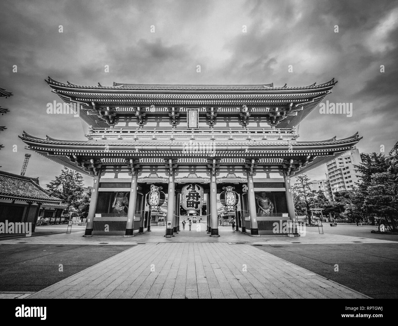 Hozo-mon Gate at Senso-ji Temple in Tokyo Asakusa - TOKYO / JAPAN ...