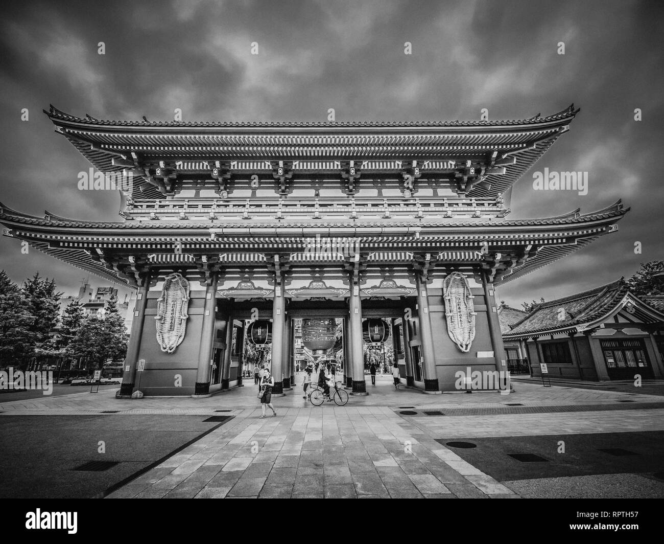 Hozo-mon Gate at Senso-ji Temple in Tokyo Asakusa - TOKYO / JAPAN ...