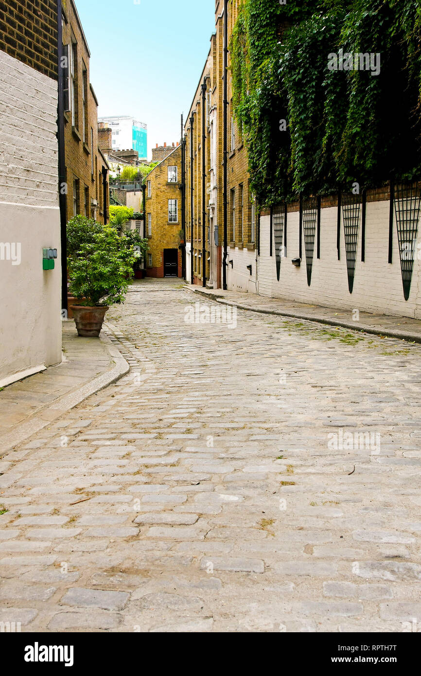 Back alley street hi-res stock photography and images - Alamy