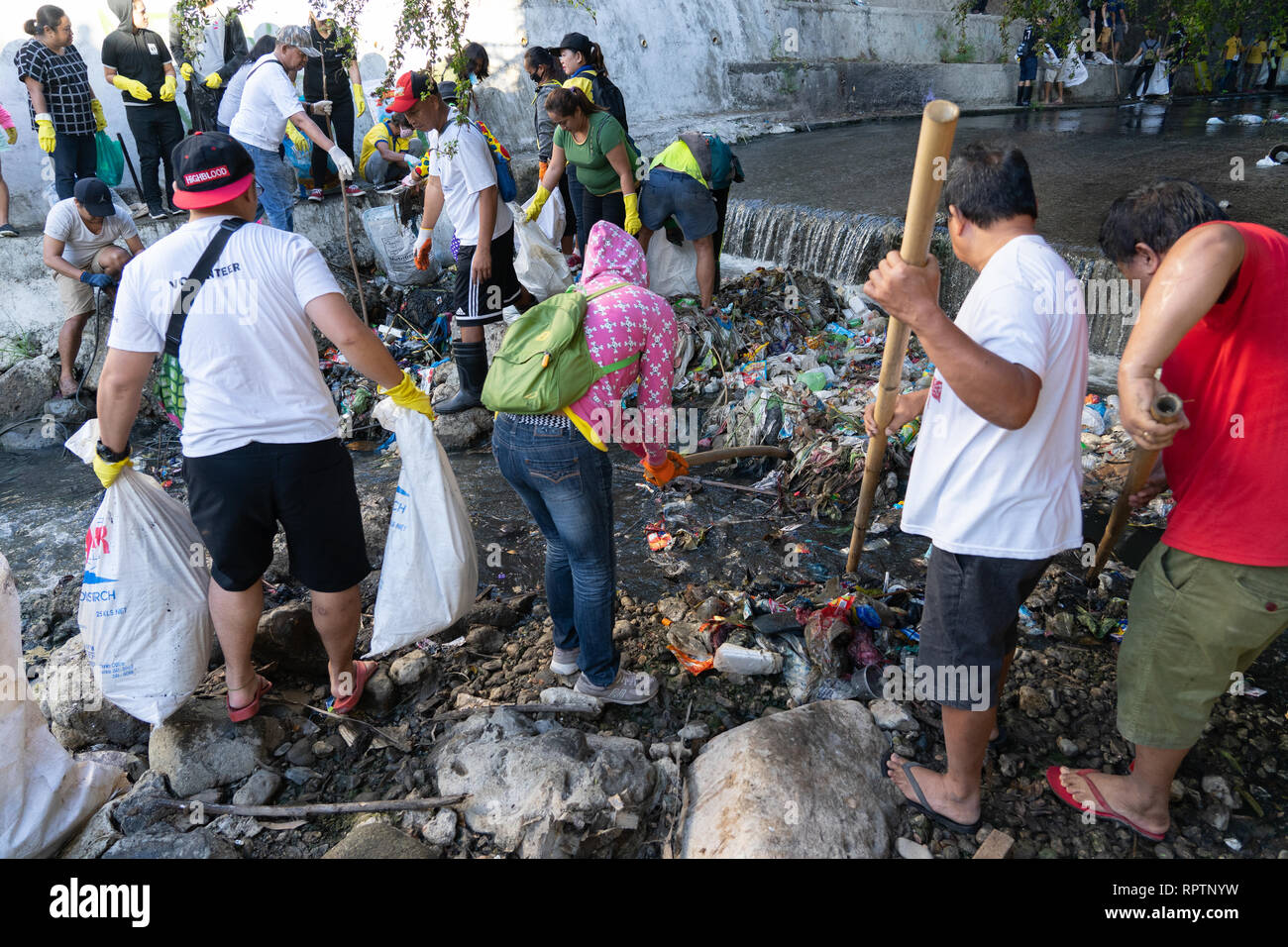 23/02/2019 Cebu City,Philippines. Hundreds of volunteers help with a ...
