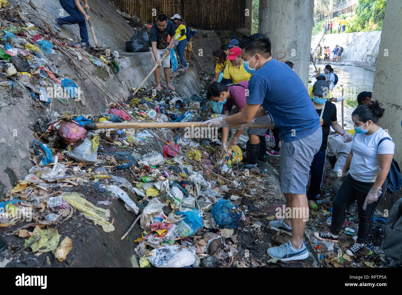 23/02/2019 Cebu City,Philippines. Hundreds of volunteers help with a ... 23/02/2019 Cebu City,Philippines. Hundreds of volunteers help with a ...