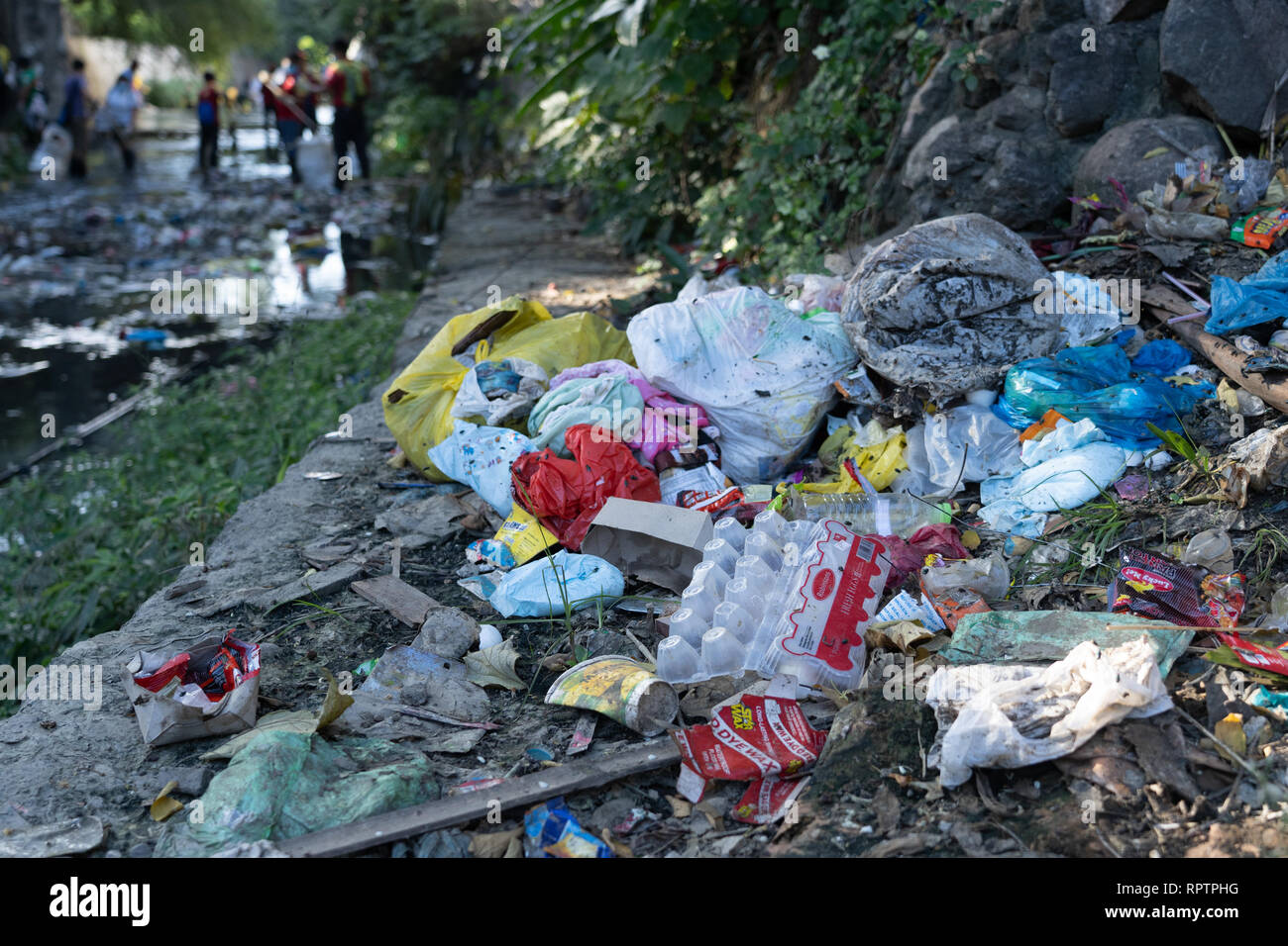 Rubbish trash garbage river hi-res stock photography and images - Alamy
