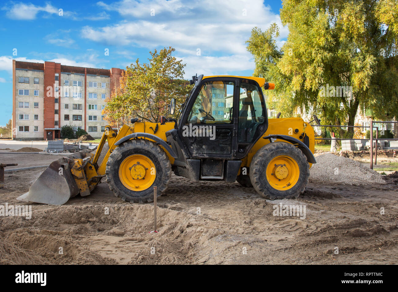 Front end loader bucket scoop hi-res stock photography and images - Alamy
