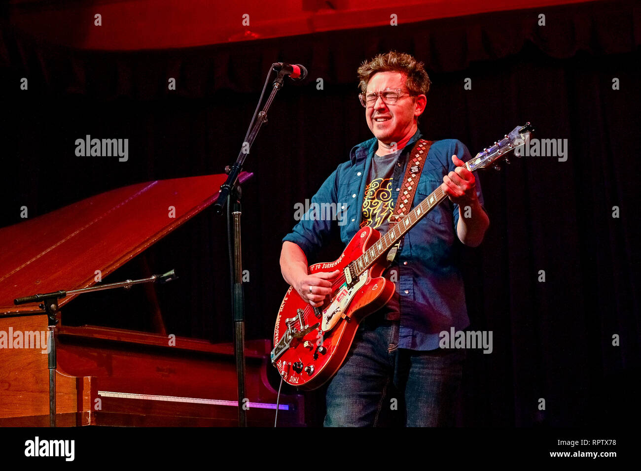 The canadian singer hi-res stock photography and images - Alamy