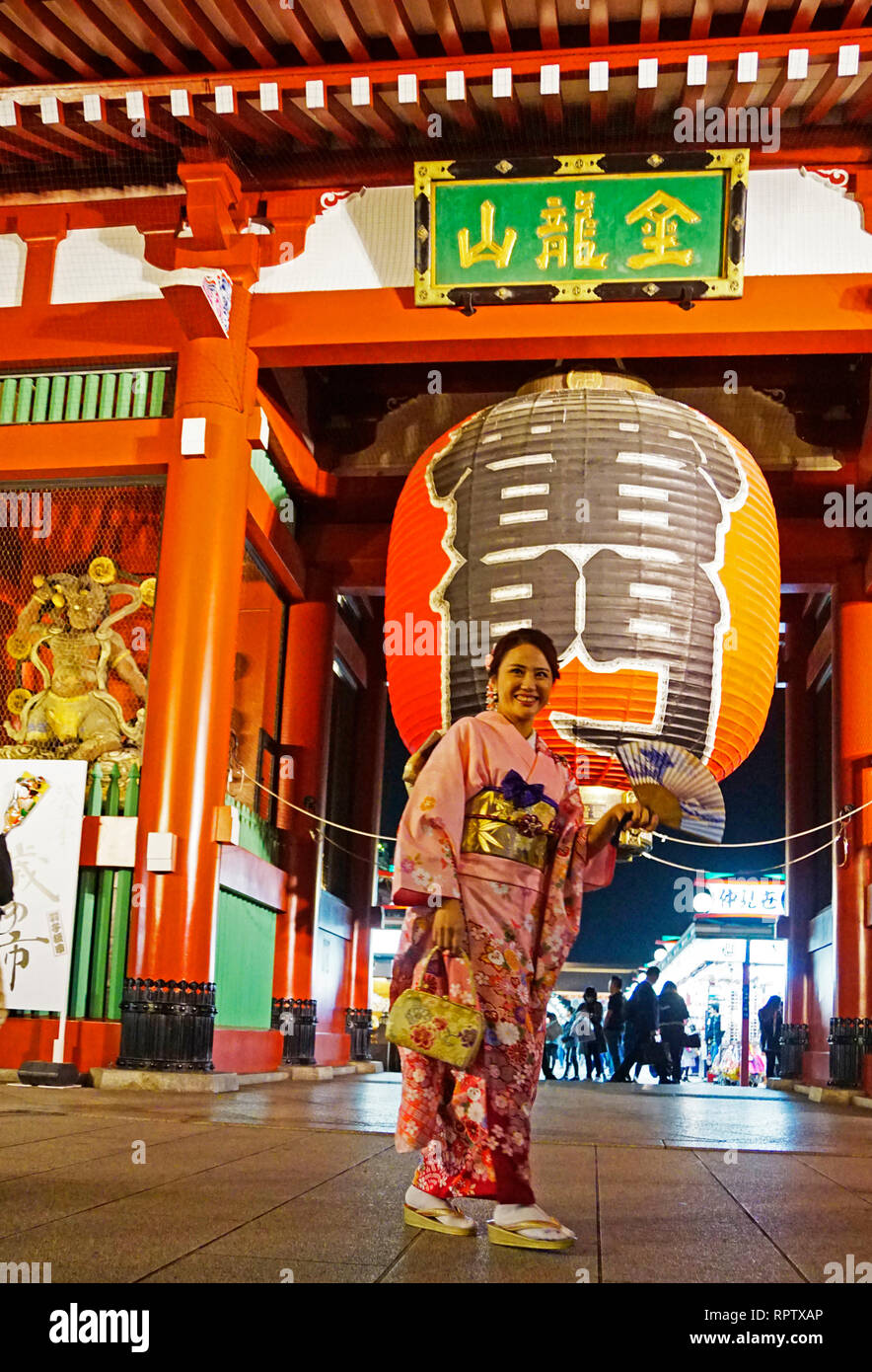 Kaminarimon gate hi-res stock photography and images - Alamy