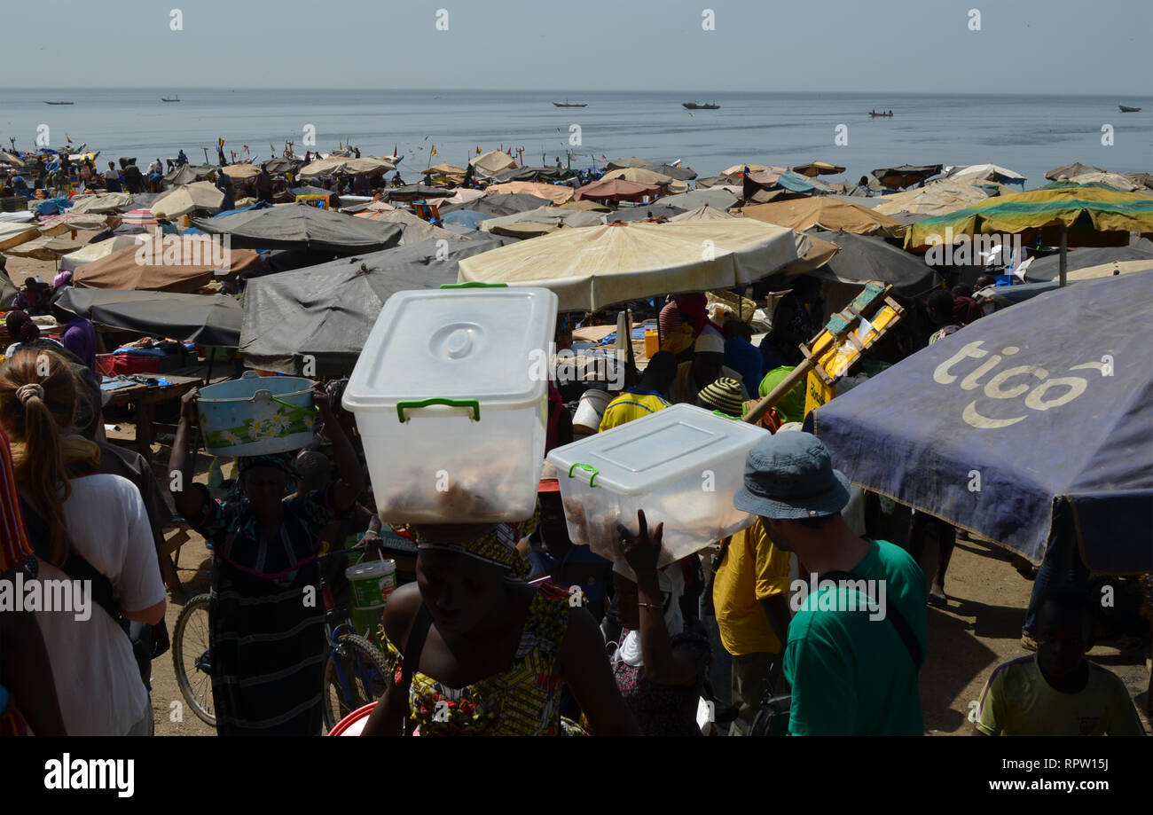 Crowded fish market in Mbour (Senegal) extending into the beach Stock ...