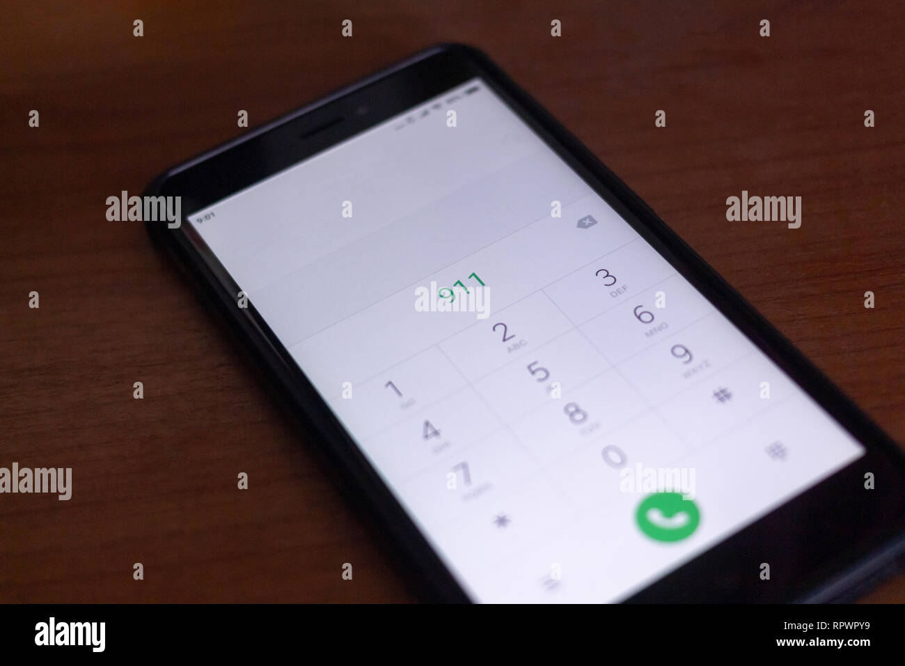 Emergency and urgency, dialing 911 on smartphone screen Stock Photo - Alamy