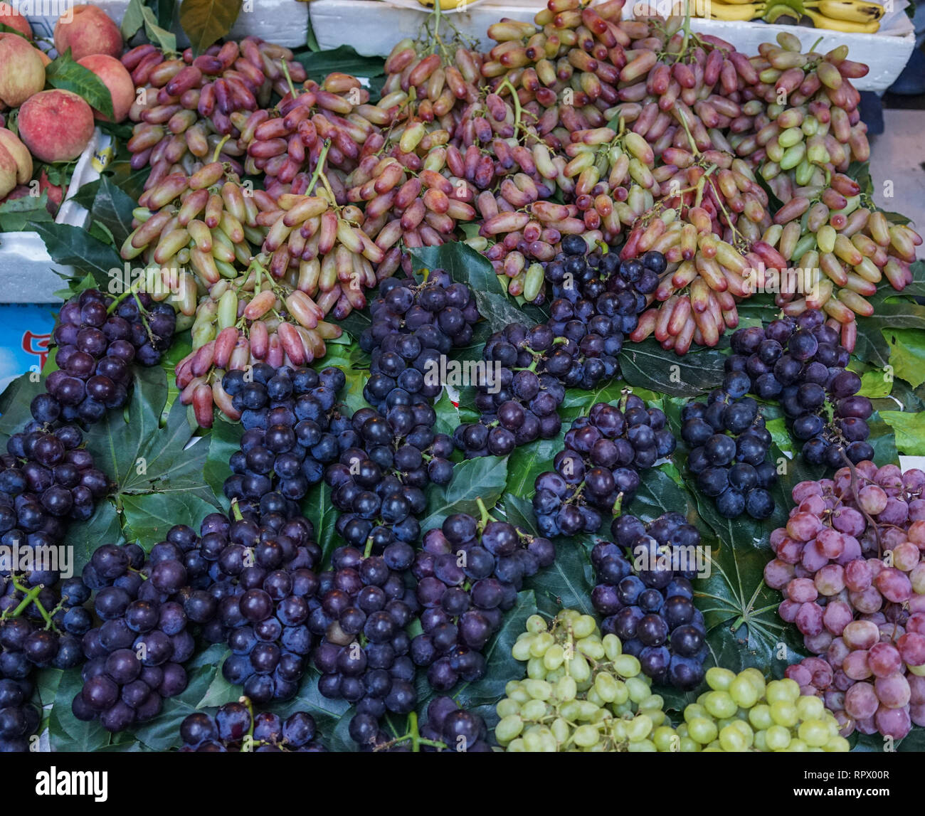 Fresh red grape at local market in Chengdu, China Stock Photo - Alamy
