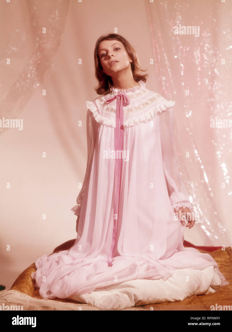 Die israelische Sängerin Esther Ofarim, 2. Platz beim Eurovision Song ...