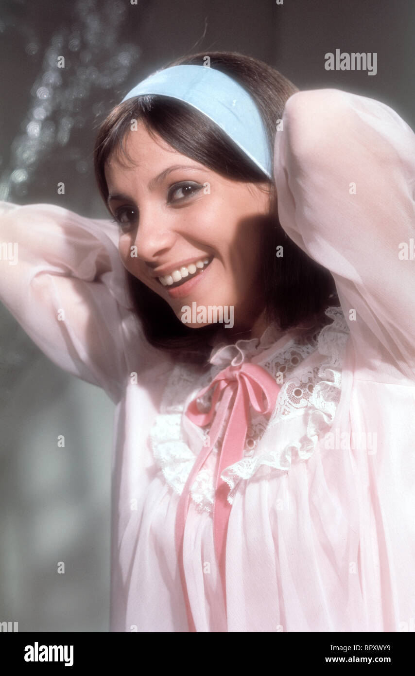 Die israelische Sängerin Esther Ofarim, 2. Platz beim Eurovision Song ...