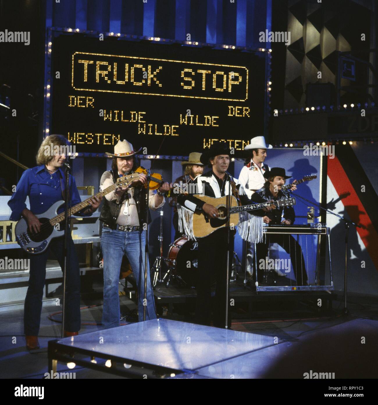 Country band truck stop hi-res stock photography and images - Alamy