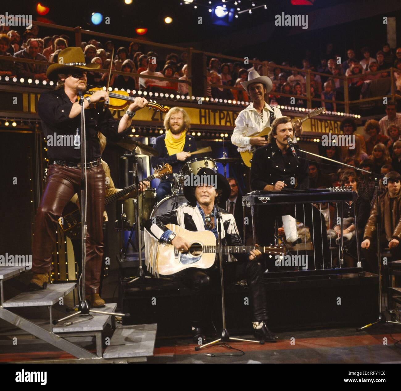 Country band truck stop hi-res stock photography and images - Alamy