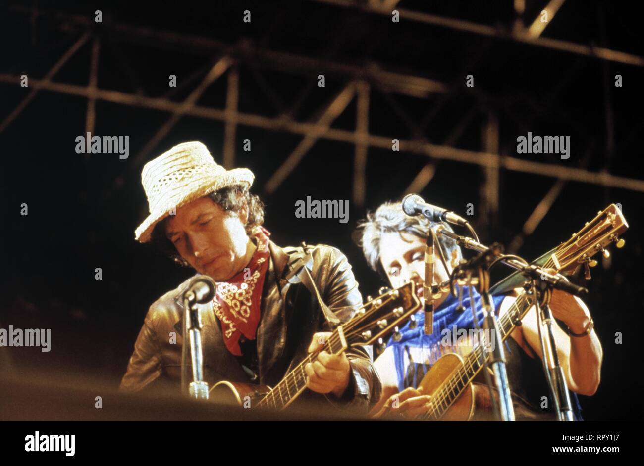 Bob dylan und joan baez hi-res stock photography and images - Alamy