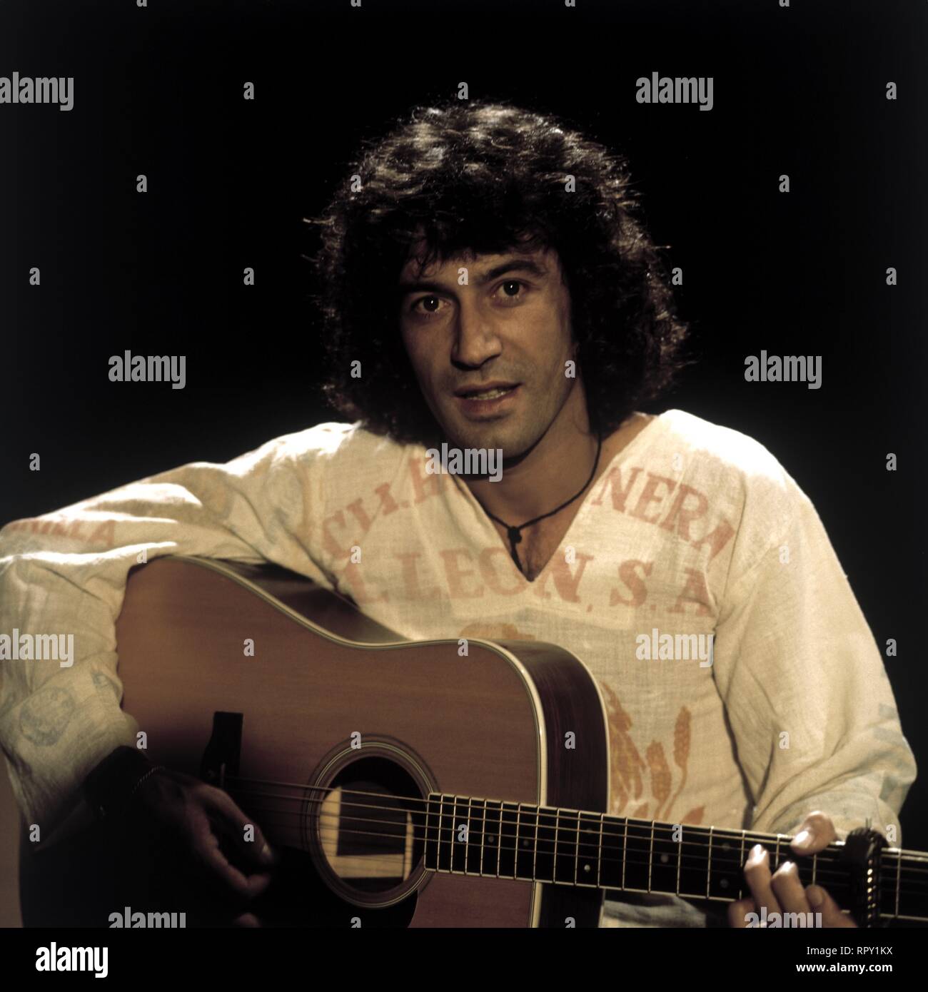 ALBERT HAMMOND with guitar (1975) / Überschrift: ALBERT HAMMON Stock ...