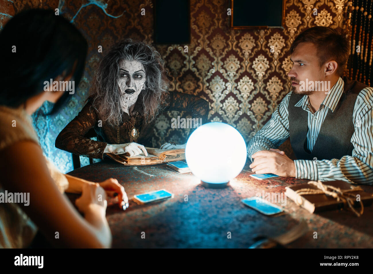 Wizard on call hi-res stock photography and images - Alamy