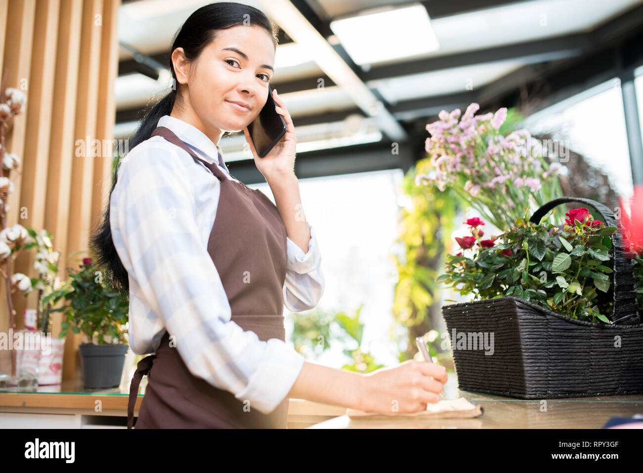 Friendly salesperson hi-res stock photography and images - Alamy