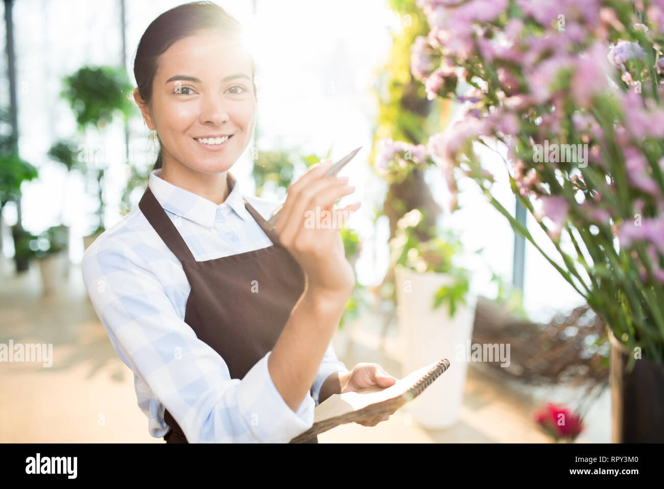 Work florist hi-res stock photography and images - Alamy