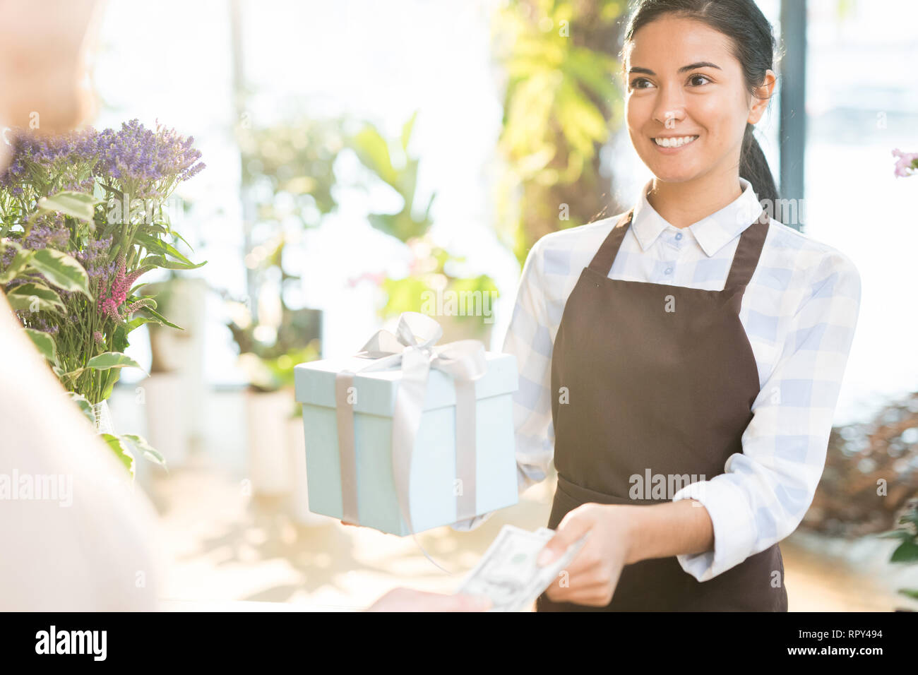 Gift shop assistant hi-res stock photography and images - Alamy