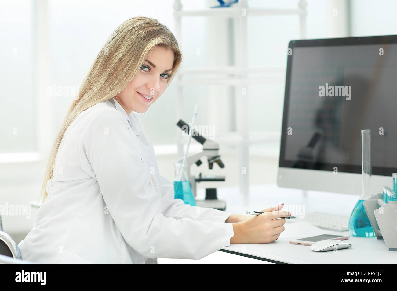 woman scientist in the workplace in the laboratory Stock Photo - Alamy