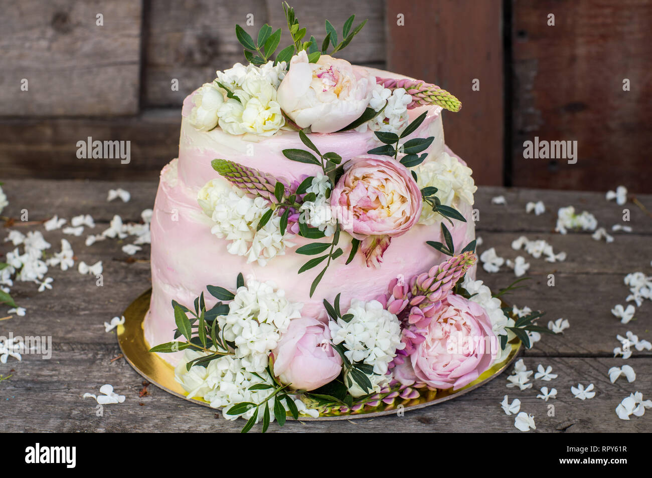 Big pink wedding cakes | Beachweddingtips.com