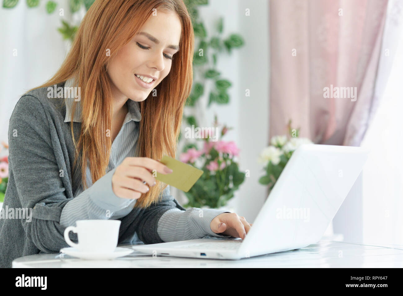 Woman posing credit card hi-res stock photography and images - Alamy