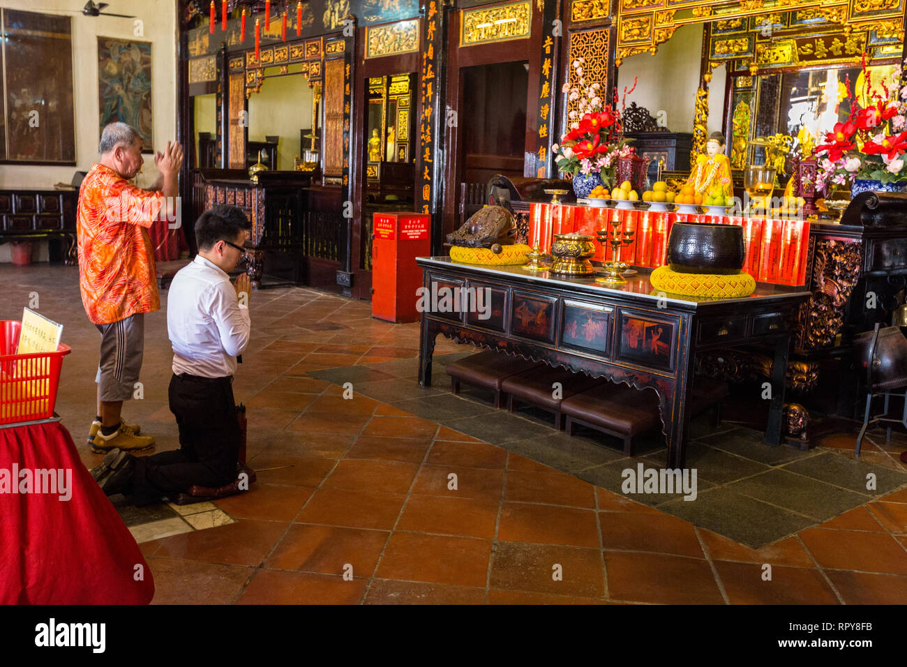 Worshipers Praying in Buddhist Taoist Cheng Hoon Teng Chinese Temple ...