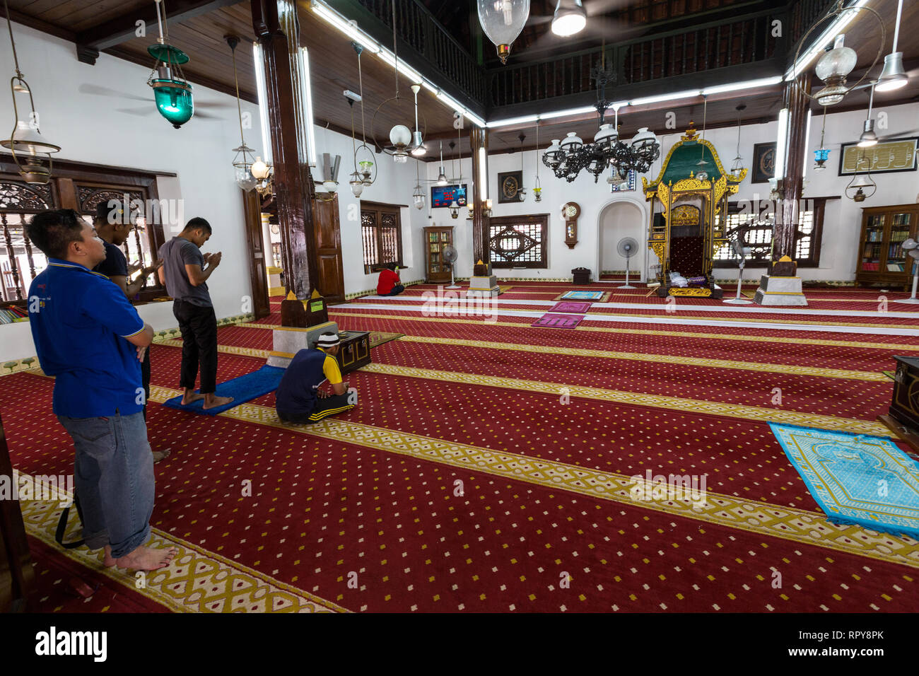 Mosque prayer hall praying hi-res stock photography and images - Alamy
