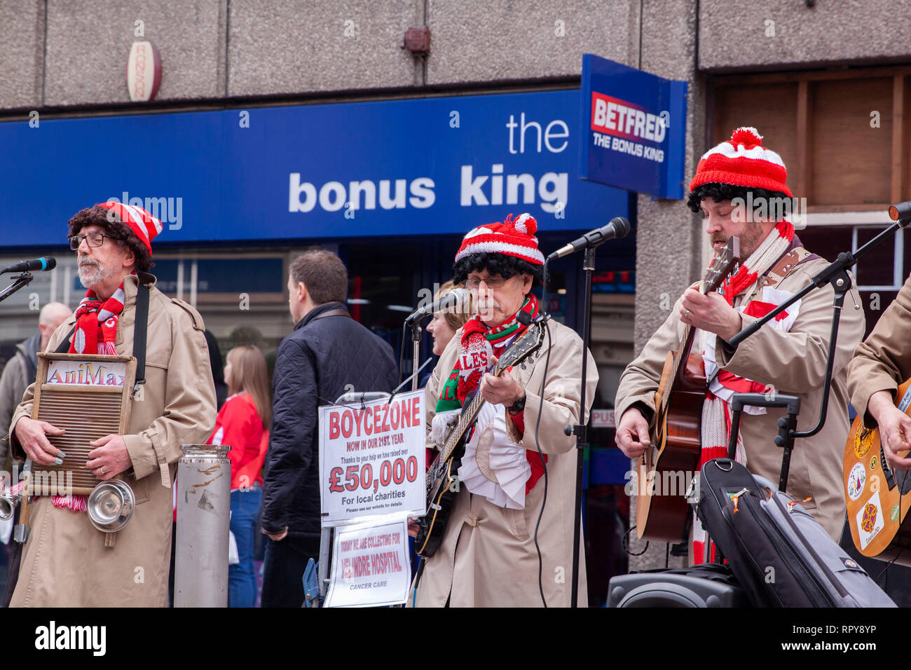 Welsh fans singing rugby hi-res stock photography and images - Alamy