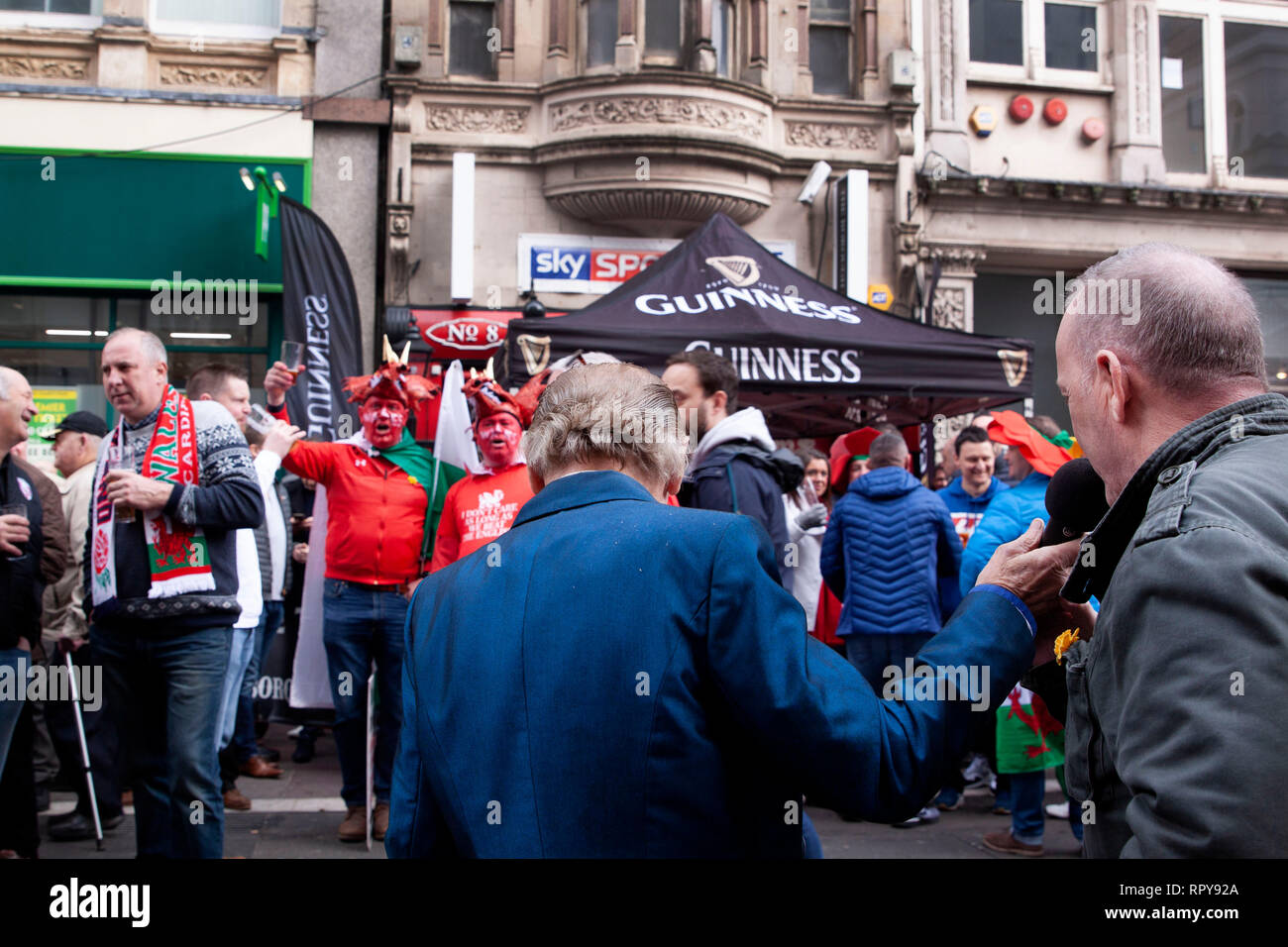 Welsh fans singing rugby hi-res stock photography and images - Alamy