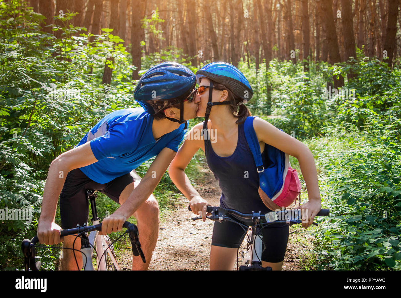 Kissing couple with bicycle hi-res stock photography and images - Alamy