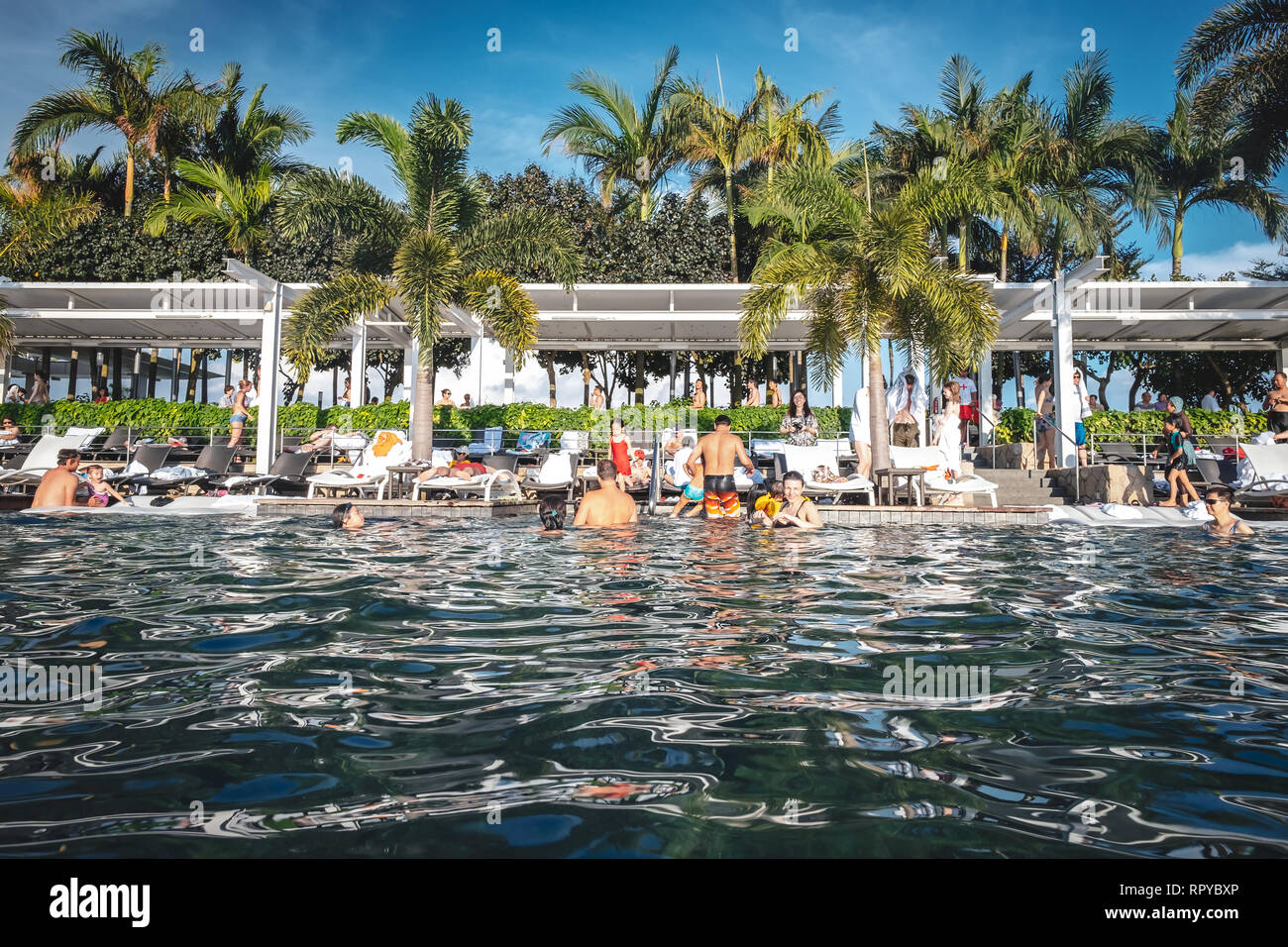 The wonderful rooftop infinity pool in Singapore Stock Photo - Alamy