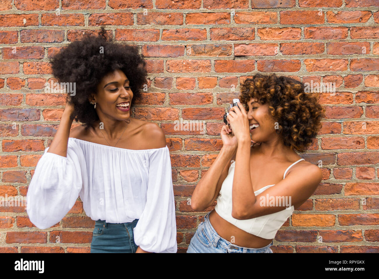 Group of afroamerican friends bonding in Manhattan, New York - Young ...