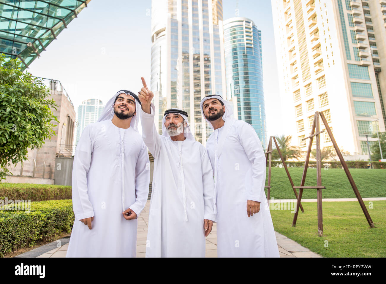 Dubai group of men talking hi-res stock photography and images - Alamy