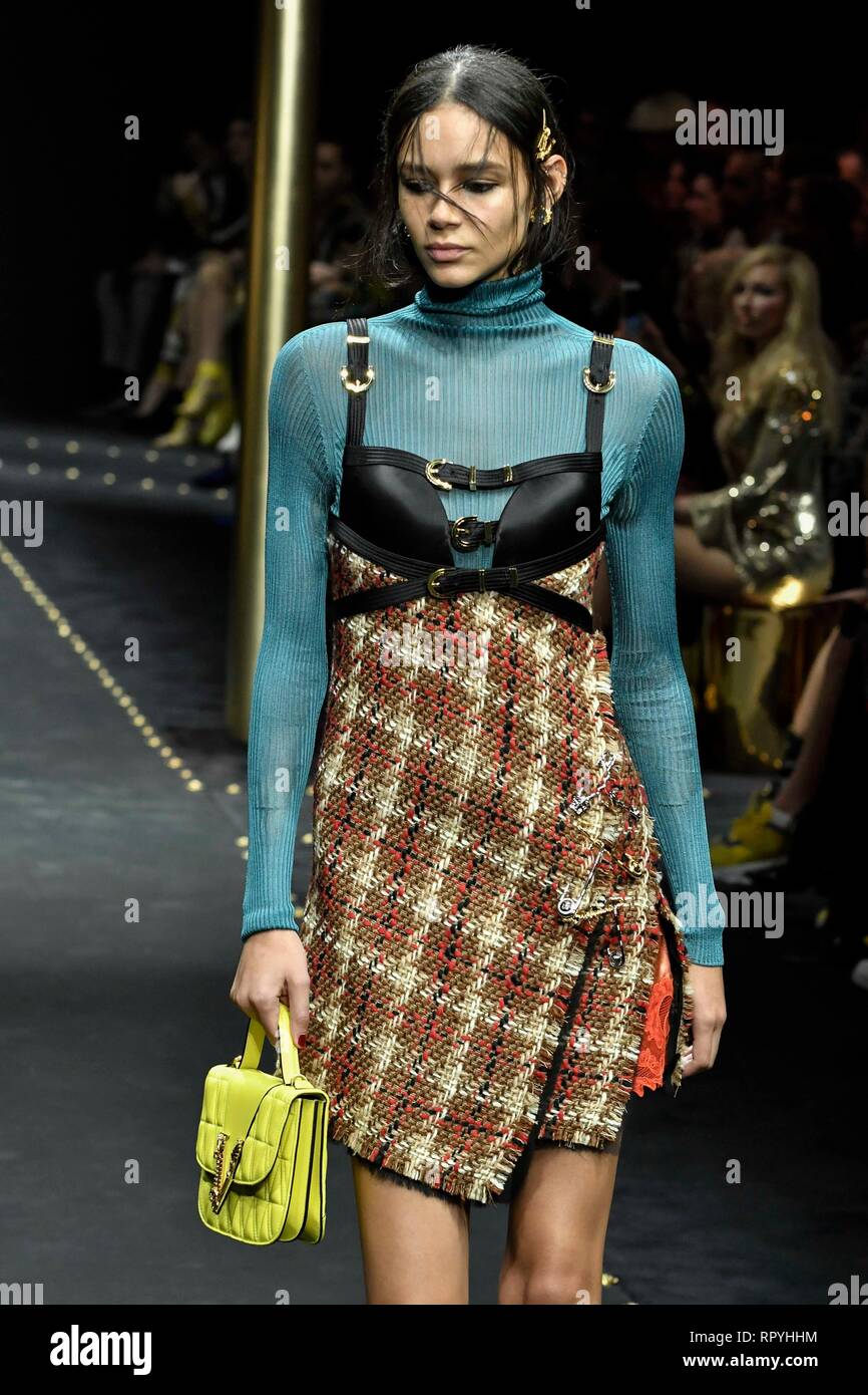 Fashion runway 2020 versace hi-res stock photography and images - Alamy