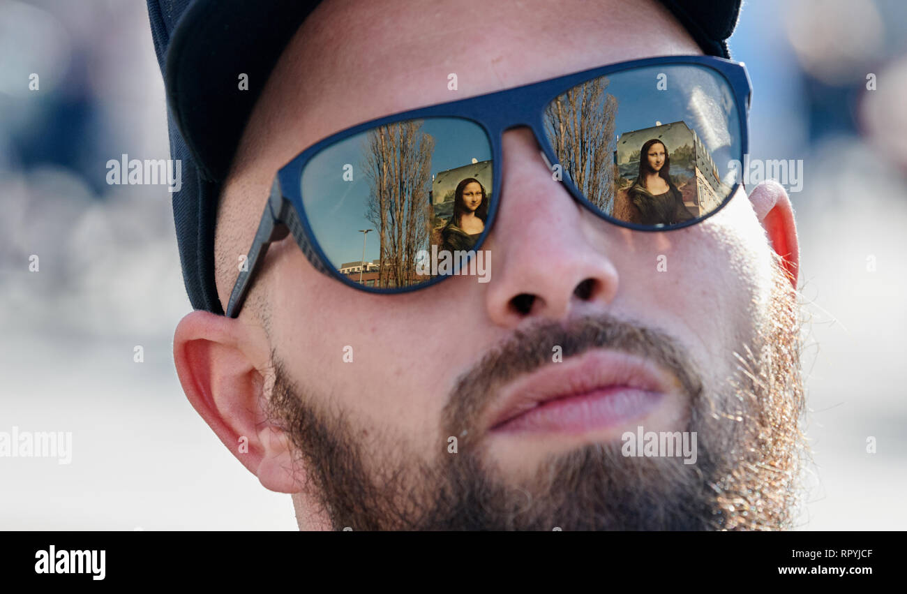 Berlin, Germany. 23rd Feb, 2019. Kimo's sunglasses reflect the wall ...