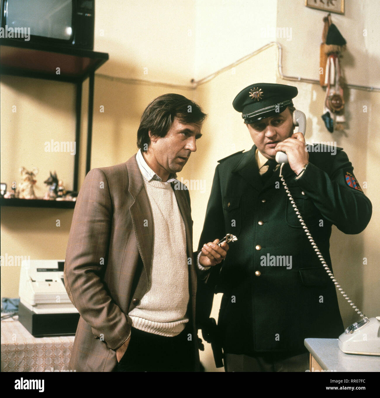 DER FAHNDER / Sperrstunde / Werner Masten Szene mit KLAUS WENNEMANN ...