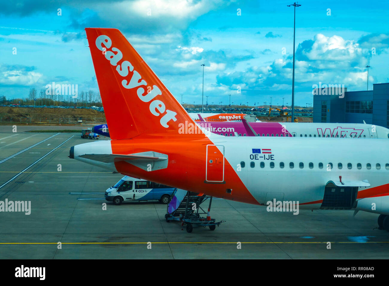 Tail of easyjet 737 with orange logo hi-res stock photography and ...