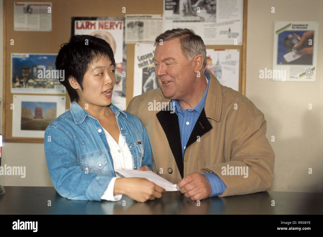 GROßSTADTREVIER / Plattgemacht D / Jürgen Nola Szene mit MAKIKO FUKUDA ...