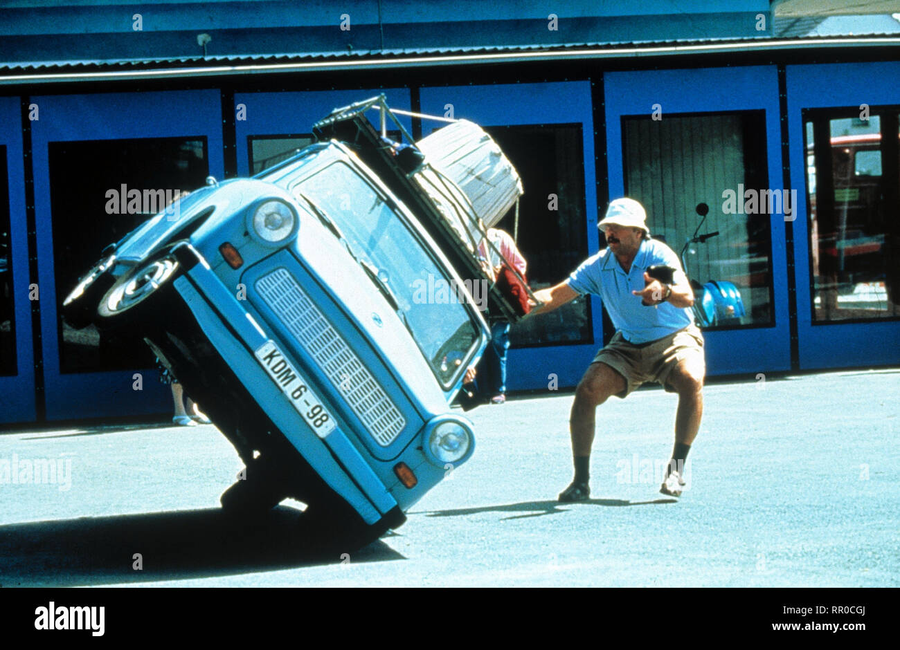 GO TRABI GO / D 1990 / Peter Timm / Ein Trabi auf rasanter Fahrt. Udo ...
