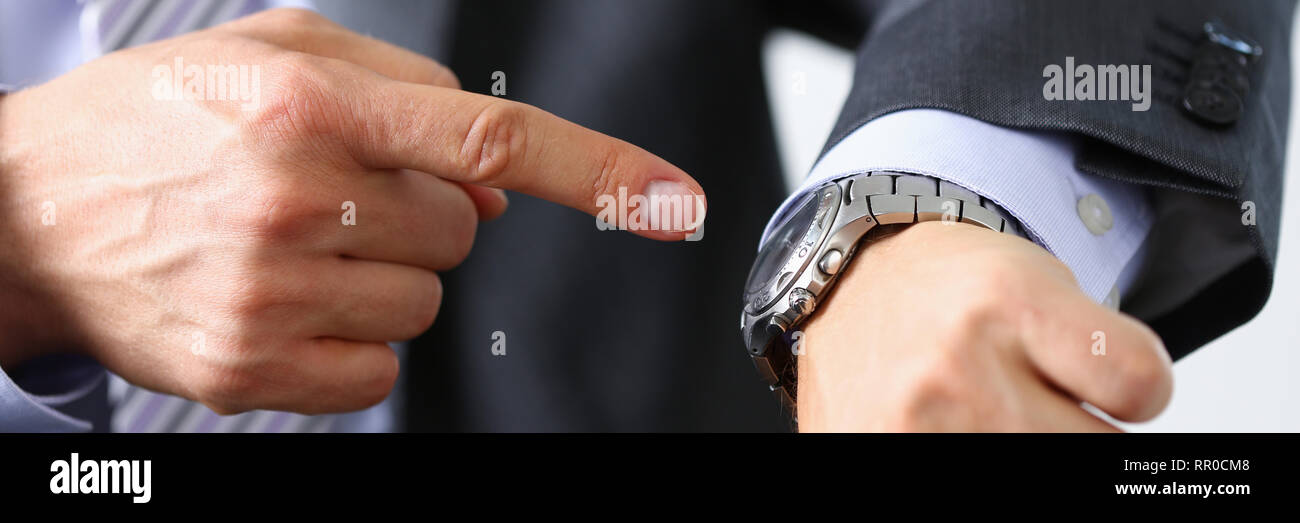 Man in suit and tie check out time Stock Photo - Alamy