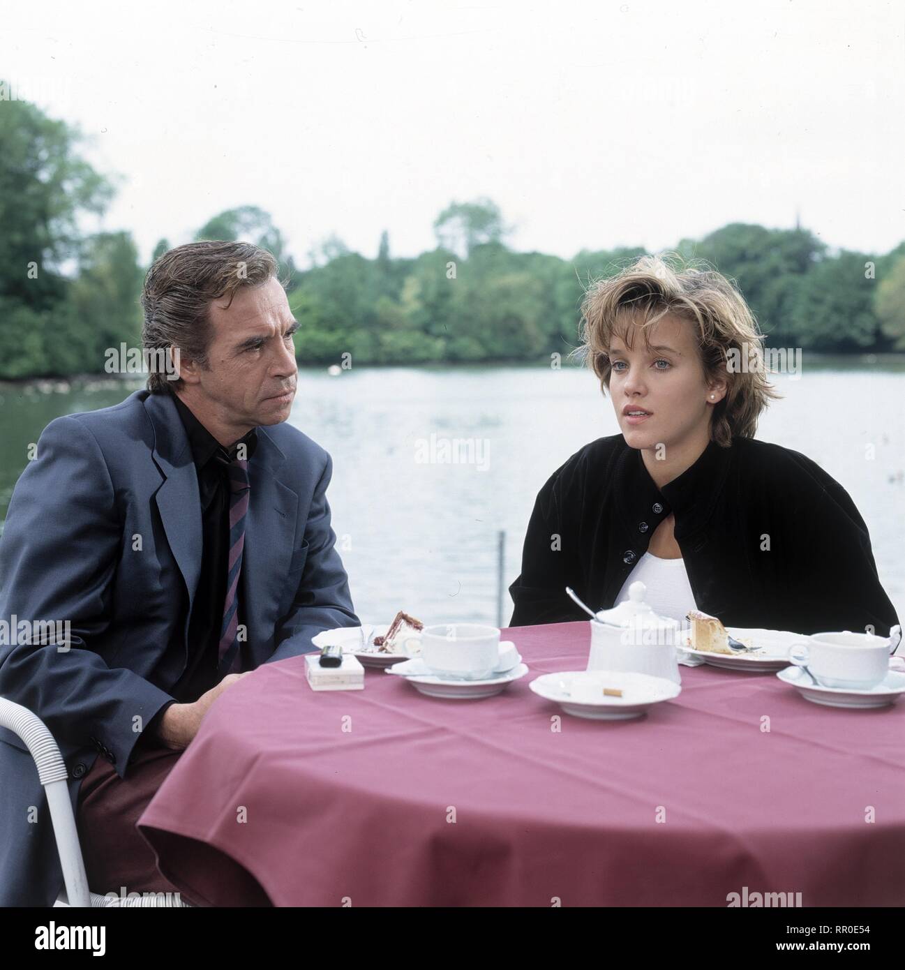 DERRICK / Schrei / BRD 1991 / Szene mit Simon Krüger (WOLF ROTH) und ...